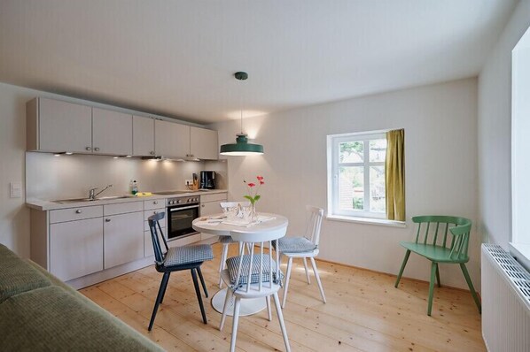 Condo básico | Cozinha privada | Geladeira grande, fogão, cooktop, lava-louças