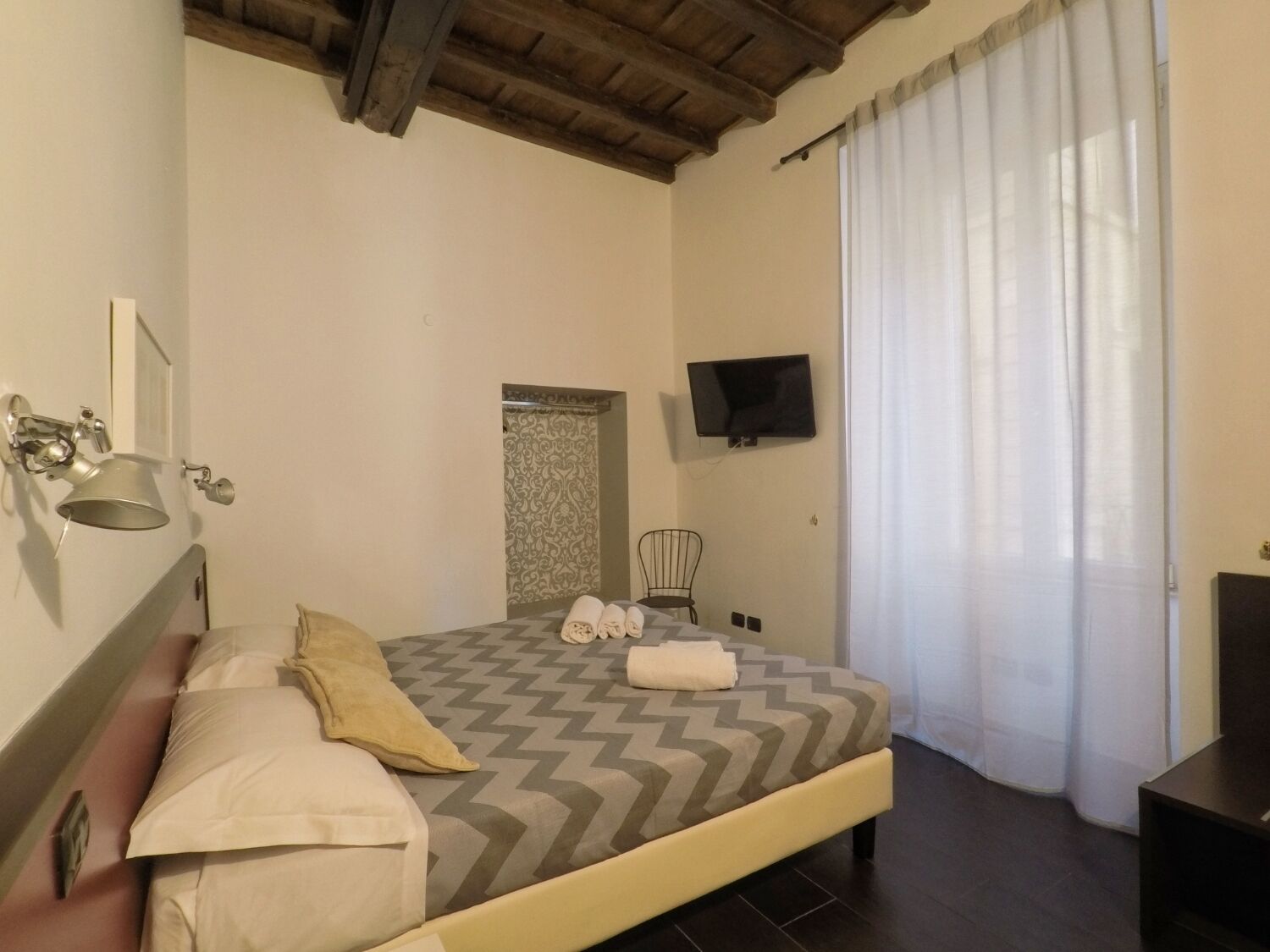 Quarto Clássico com Cama de Casal, 1 cama de casal, não fumadores | Secretária, secretária adequada para computadores portáteis 