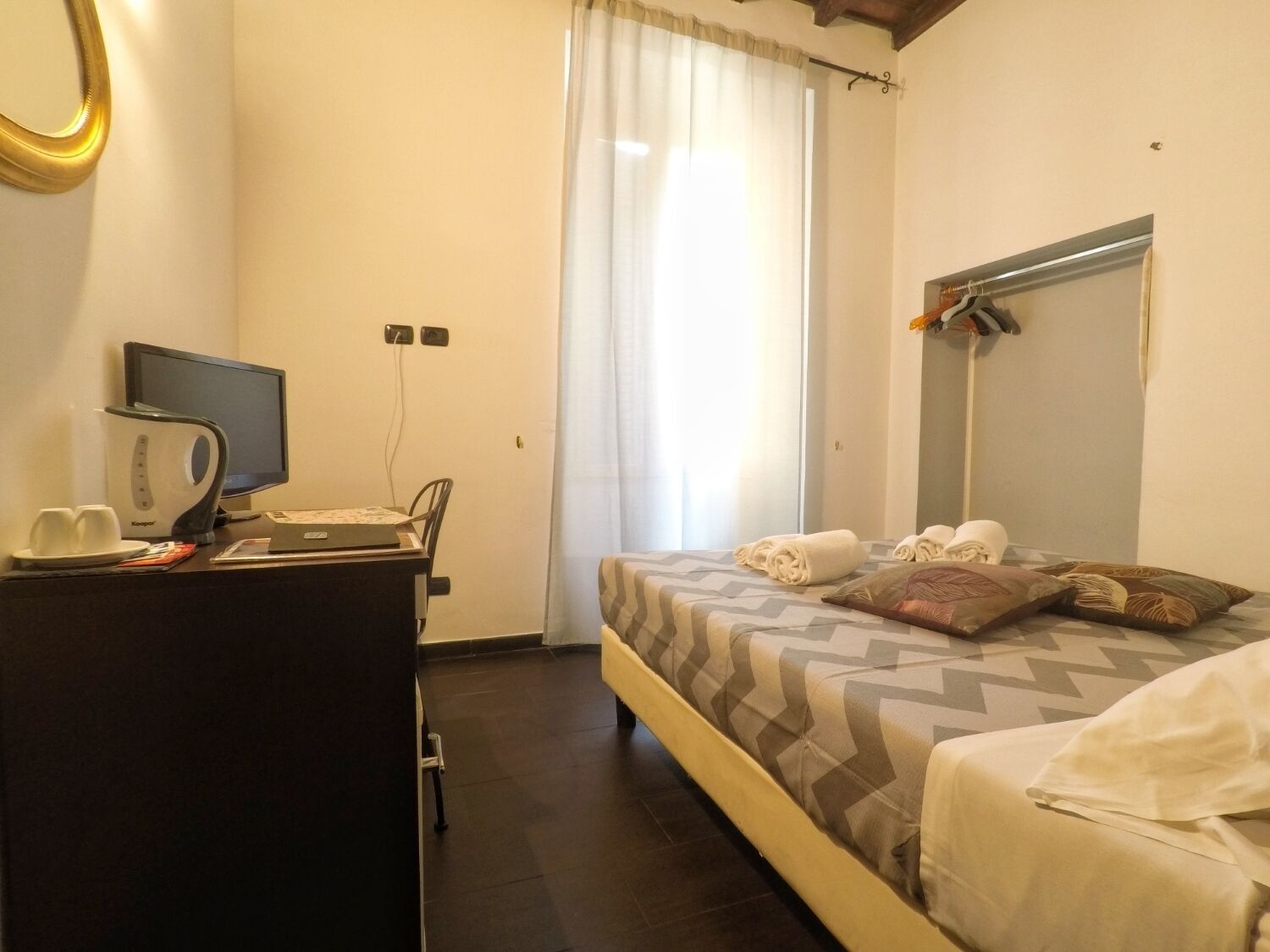 Quarto Duplo Comfort, 1 cama queen-size | Secretária, secretária adequada para computadores portáteis 