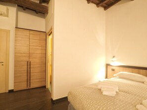 Quarto Duplo ou Twin Comfort | Secretária, secretária adequada para computadores portáteis 