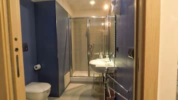 Quarto Clássico com Cama de Casal, 1 cama de casal, não fumadores | Casa de banho | Um polibã, um secador de cabelo, toalhas fornecidas, sabão