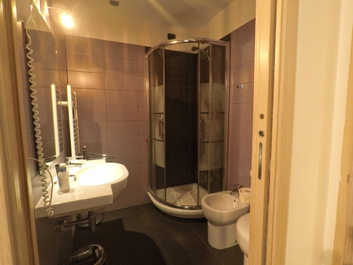 Quarto Duplo Comfort, 1 cama queen-size | Casa de banho | Um polibã, um secador de cabelo, toalhas fornecidas, sabão 