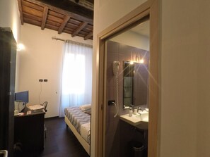 Quarto Duplo Comfort, 1 cama queen-size | Casa de banho | Um polibã, um secador de cabelo, toalhas fornecidas, sabão 