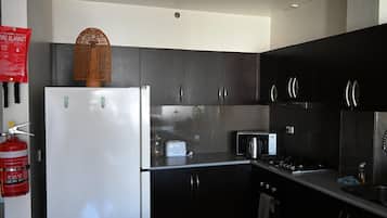 Apartamento, 2 quartos, varanda, vista parcial para o oceano | Cozinha privada | Uma chaleira elétrica