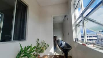 Apartamento, 2 quartos, varanda, vista parcial para o oceano | Varanda
