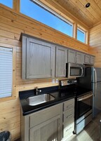 Cabana luxo, 2 quartos, para não fumantes, varanda | Cozinha privada | Geladeira, micro-ondas, cafeteira/chaleira