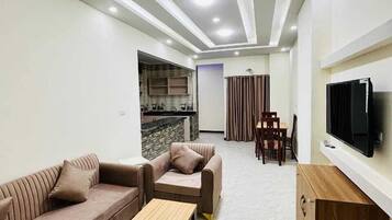 Apartamento família, sacada, vista para a piscina | Área de estar