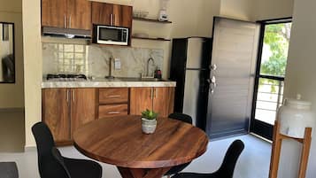 Bangalô família, 2 quartos | 1 quarto, escrivaninha, ferros/tábuas de passar roupa, Wi-Fi de cortesia