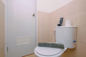 Estúdio standard, 1 quarto (Apartment) | Banheiro | Chuveiro, produtos de toalete grátis, toalhas de banho