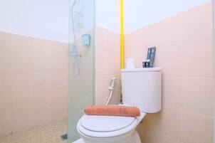 Apartamento Standard, 1 quarto (Apartment) | Casa de banho | Um polibã, artigos de higiene pessoal grátis, toalhas fornecidas 