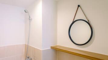 Estúdio Standard, 1 quarto (Apartment) | Casa de banho | Um polibã, artigos de higiene pessoal grátis, toalhas fornecidas