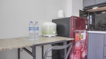 Apartamento Standard, 1 quarto (Apartment) | Cozinha privada | Um frigorífico, uma panela elétrica de arroz