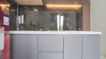 Apartamento Standard, 1 quarto (Apartment) | Cozinha privada | Um frigorífico, uma panela elétrica de arroz