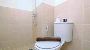 Apartamento Standard, 1 quarto (Apartment) | Casa de banho | Um polibã, artigos de higiene pessoal grátis, toalhas fornecidas