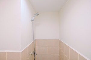 Um polibã, artigos de higiene pessoal grátis, toalhas fornecidas 