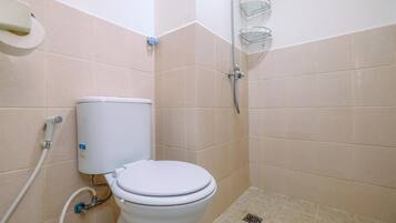 Apartamento standard, 1 quarto (Apartment) | Banheiro | Chuveiro, produtos de toalete grátis, toalhas de banho