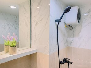 Apartamento standard, 1 quarto (Apartment) | Banheiro | Chuveiro, produtos de toalete grátis, toalhas de banho 