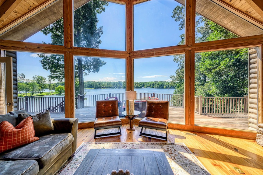 Lakefront Lake Anna Log Cabin, Views, Dock, Deck - Lake Anna, VA