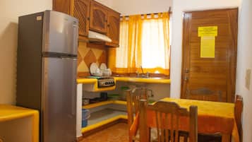 Bangalô luxo | Cozinha privada | Geladeira grande, cooktop, liquidificador