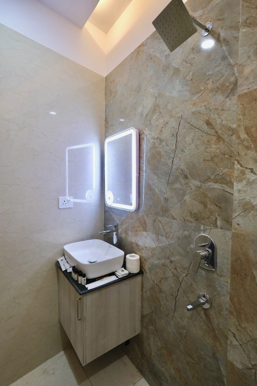 Um polibã, um chuveiro fixo, toalhas fornecidas, sabão 