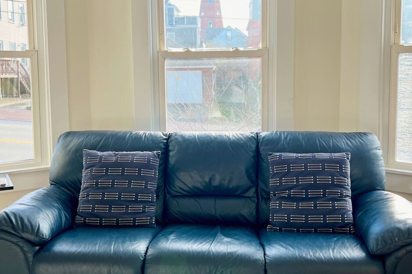 A Peaceful Oasis On Munjoy Hill: 1st Flr - 3br + Parking - Portland, ME