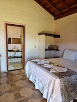 Quarto casal ou duplo clássico, varanda coberta | Wi-Fi de cortesia