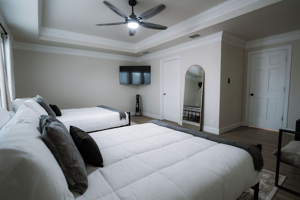 Spacious 3br/2.5ba Home Utsa/SixFlags/La Cantera/Short Drive to ...