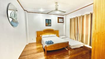 Quarto standard, 1 cama Queen, banheiro compartilhado | Wi-Fi de cortesia, roupa de cama