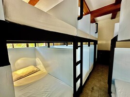 Dormitório compartilhado com design assinado, em dormitório misto, banheiro compartilhado | Wi-Fi de cortesia, roupa de cama