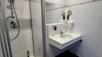 Quarto Duplo Comfort | Casa de banho | Um polibã, um secador de cabelo, toalhas fornecidas, sabão