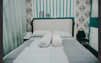 Quarto luxo | Banheiro | Chuveiro, produtos de toalete grátis, secador de cabelo