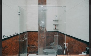 Quarto Deluxe | Casa de banho | Um polibã, artigos de higiene pessoal grátis, um secador de cabelo