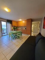 Apartamento, 1 quarto, sacada | Área de estar