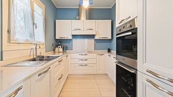 Villa | Cozinha privada | Uma máquina de café expresso, uma chaleira elétrica