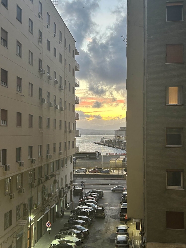 A Un Passo Dal Castello Maschio Angioino - Napoli