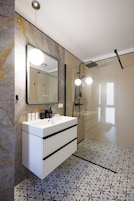 Apartamento Comfort | Casa de banho | Um polibã, um secador de cabelo, chinelos, toalhas fornecidas 