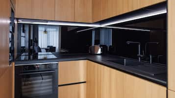 Apartamento Superior | Cozinha privada | Um frigorífico/congelador grande, um micro-ondas, um forno