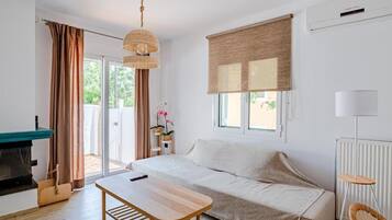 Villa, 2 quartos, piscina privativa | Sala de estar | Televisor de ecrã plano de 40 polegadas com canais digitais, lareira