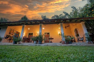 Fachada do alojamento (tarde/noite)