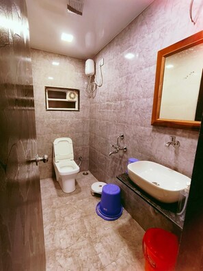 Quarto Familiar | Casa de banho | Um polibã, artigos de higiene pessoal grátis, toalhas fornecidas, sabão