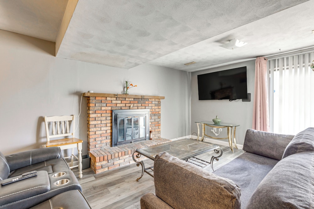 12 Mi To Dtwn St Louis: Family Home W/ Fireplaces! - Belleville, IL