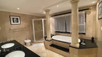 Quarto Deluxe, varanda, vista para o mar | Casa de banho