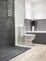 Artigos de higiene pessoal grátis, um secador de cabelo 