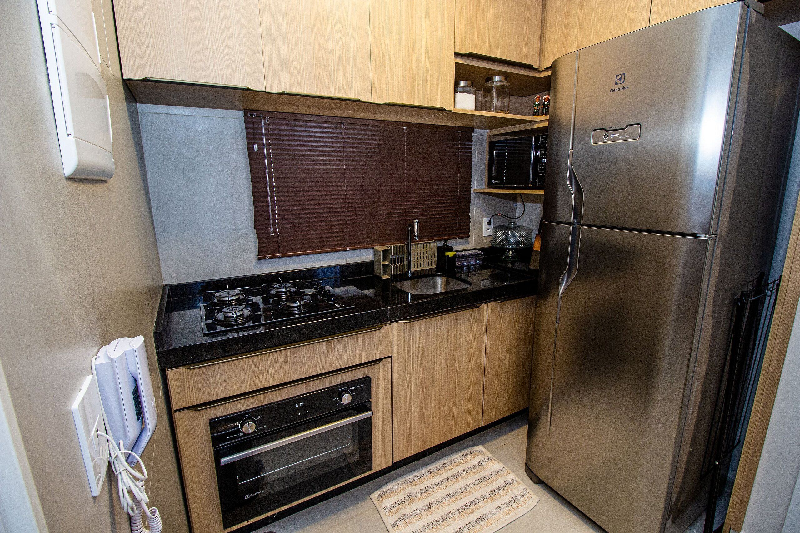 Apartamento | Cozinha privada | Geladeira grande, micro-ondas, talheres/pratos/utensílios de cozinha