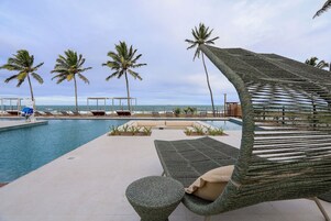 6 piscinas externas, barracas de cortesia, guarda-sóis