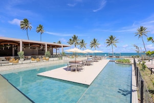 6 piscinas externas, barracas de cortesia, guarda-sóis