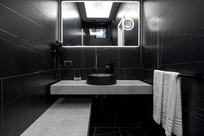 Quarto Duplo Deluxe | Casa de banho | Um secador de cabelo, toalhas fornecidas, sabão, champô 
