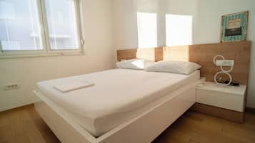 Apartamento, sacada, vista para o pátio | 2 quartos, cortinas blackout, quartos à prova de som