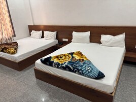 Quarto Quádruplo Familiar, Vista para a cidade | Secretária, Wi-fi grátis 