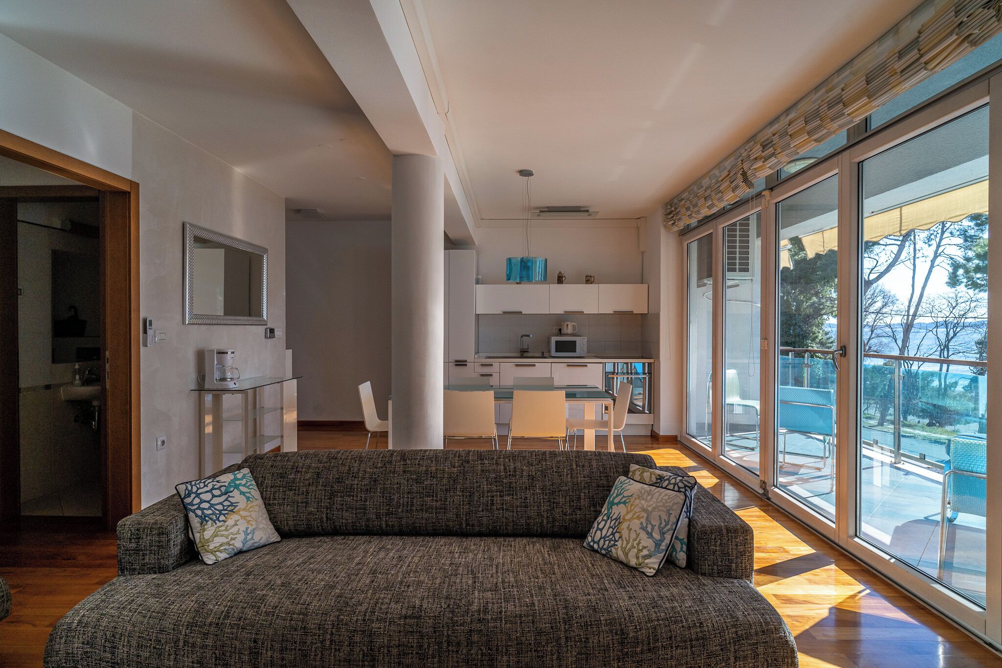 Apartamento, varanda, vista para o mar | Sala de estar | TV de ecrã plano 